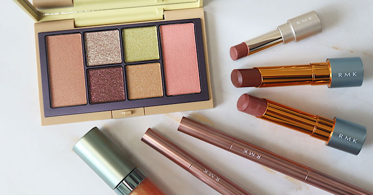 RMKの「2025年クリスマスコフレ」全色スウォッチ！イエベ、ブルベ別のおすすめも紹介【パーソナルカラー分析】｜美容メディアVOCE（ヴォーチェ）
